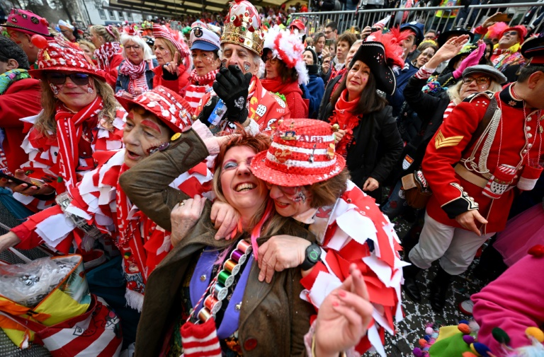 Narren und Jecken am Rhein feiern Karnevalsauftakt