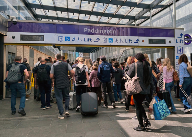 Severe rush hour delays on Elizabeth line