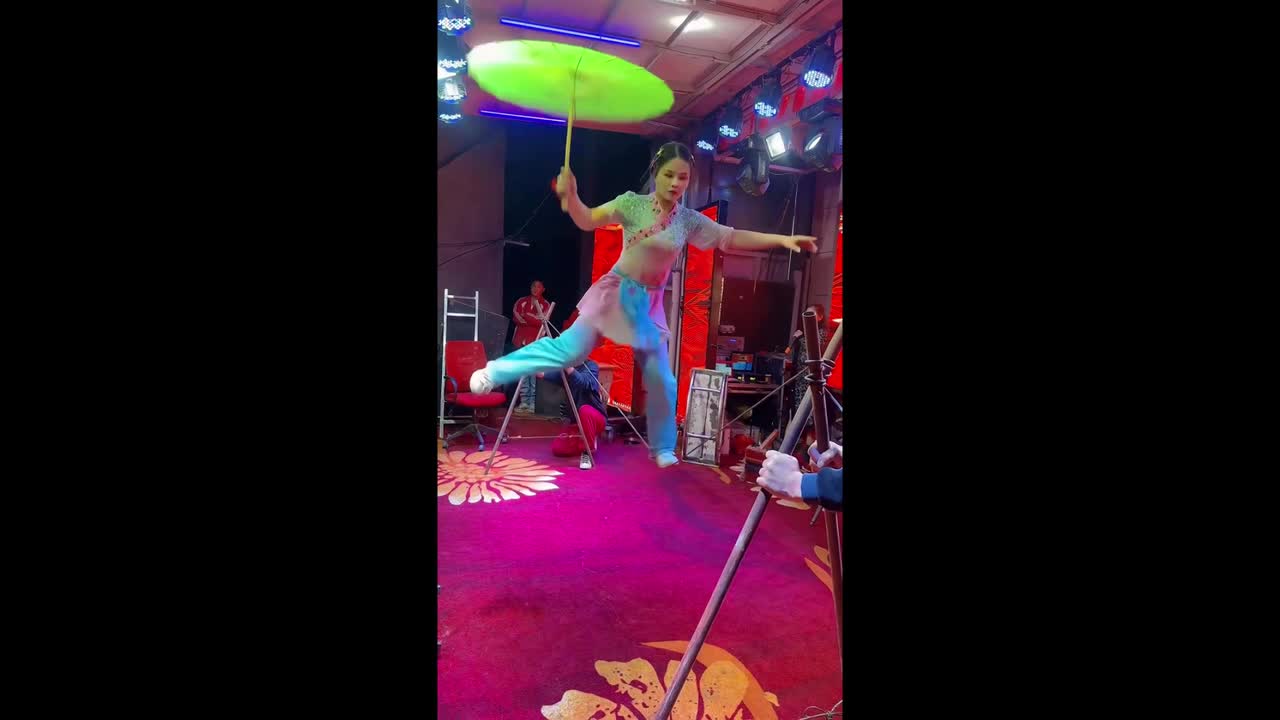 Impressive performer maintains balance despite violently swaying on ...