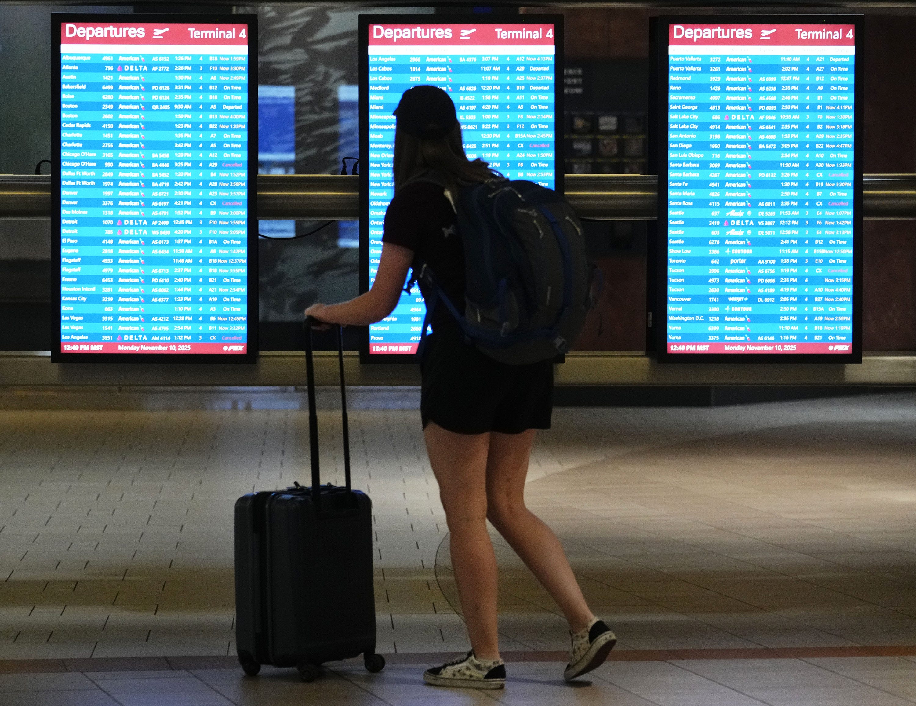 Flight delays, cancellations continue at Phoenix Sky Harbor. What to know