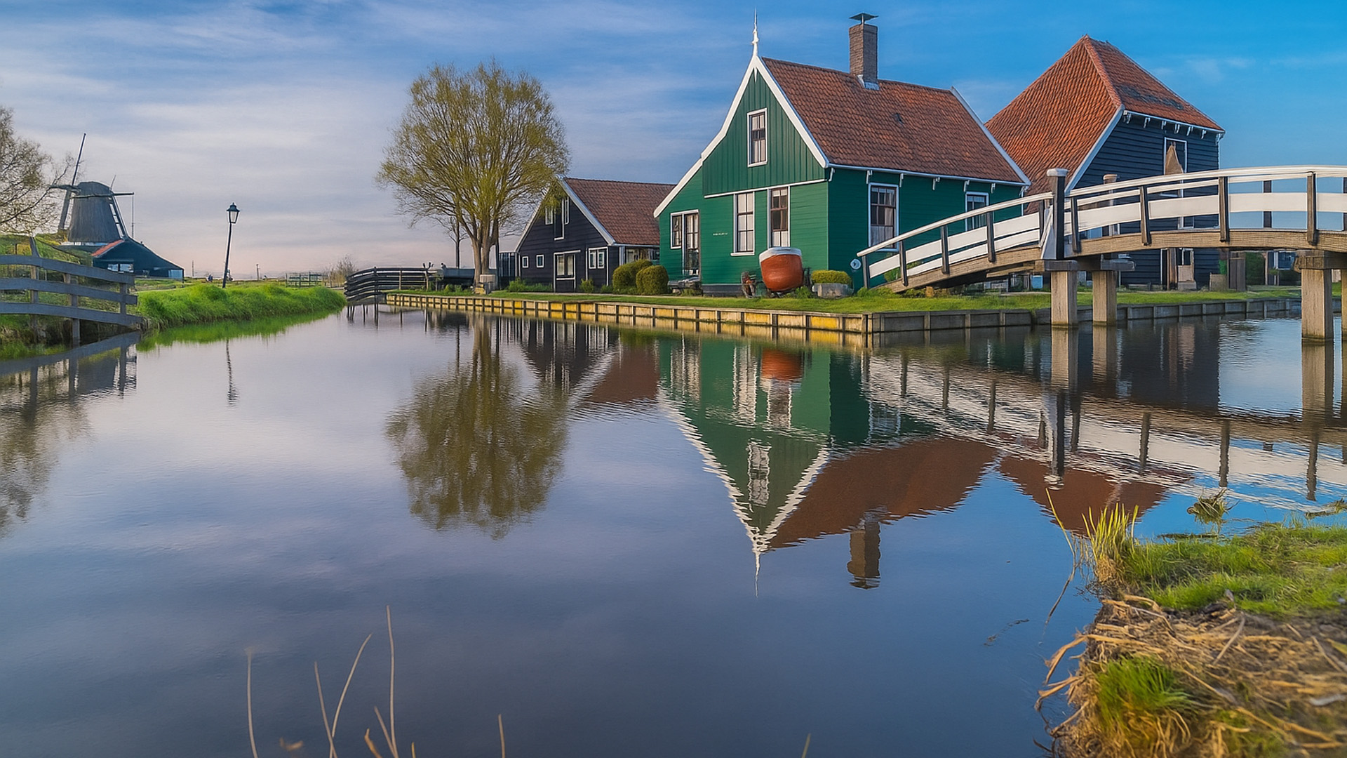 Tradisjonelle nederlandske hus ved vannet