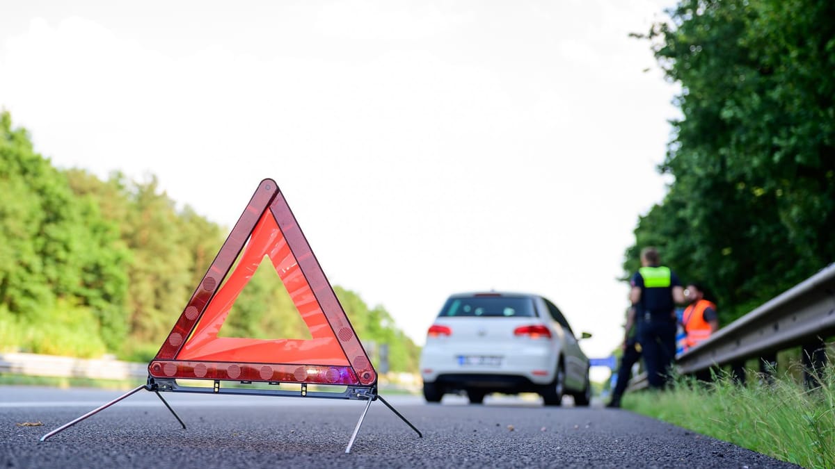 Autopanne auf der Landstraße: So verhalten Sie sich richtig