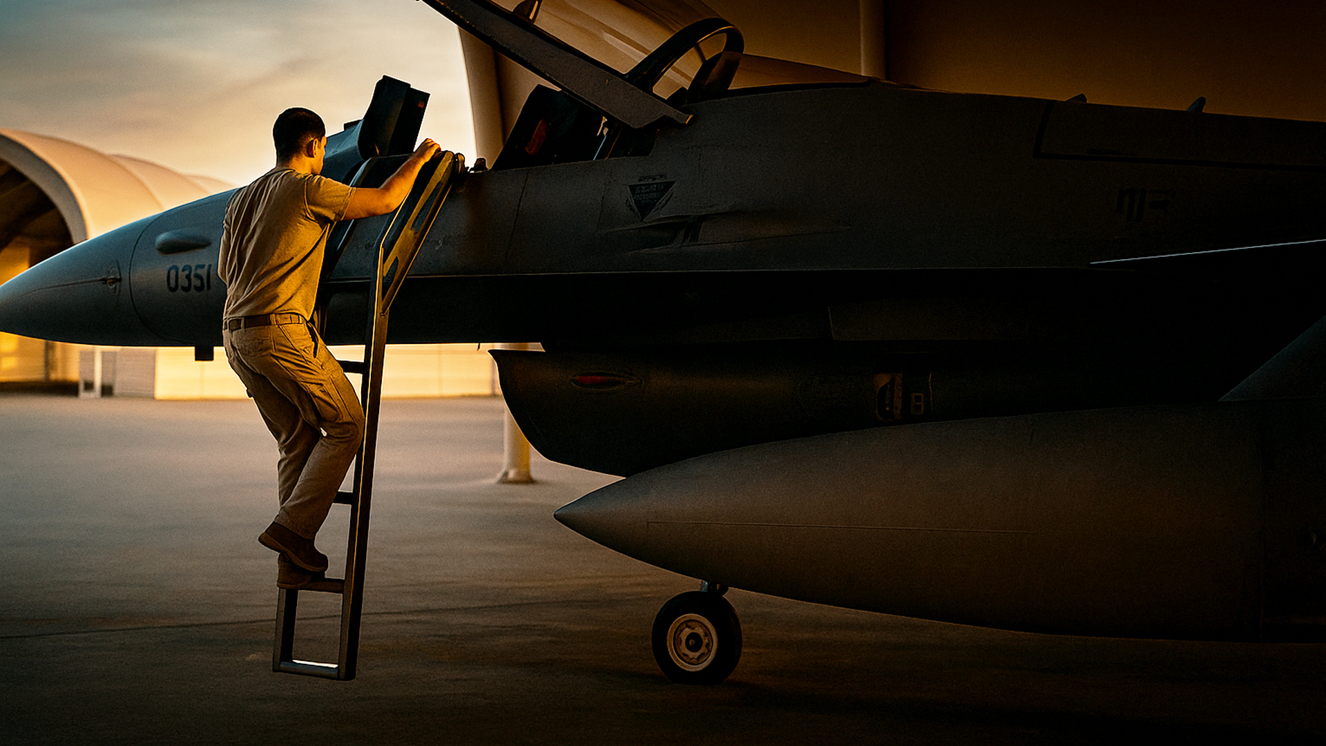 Decollo notturno dei caccia F-16 durante l'Operazione HIGHMAST