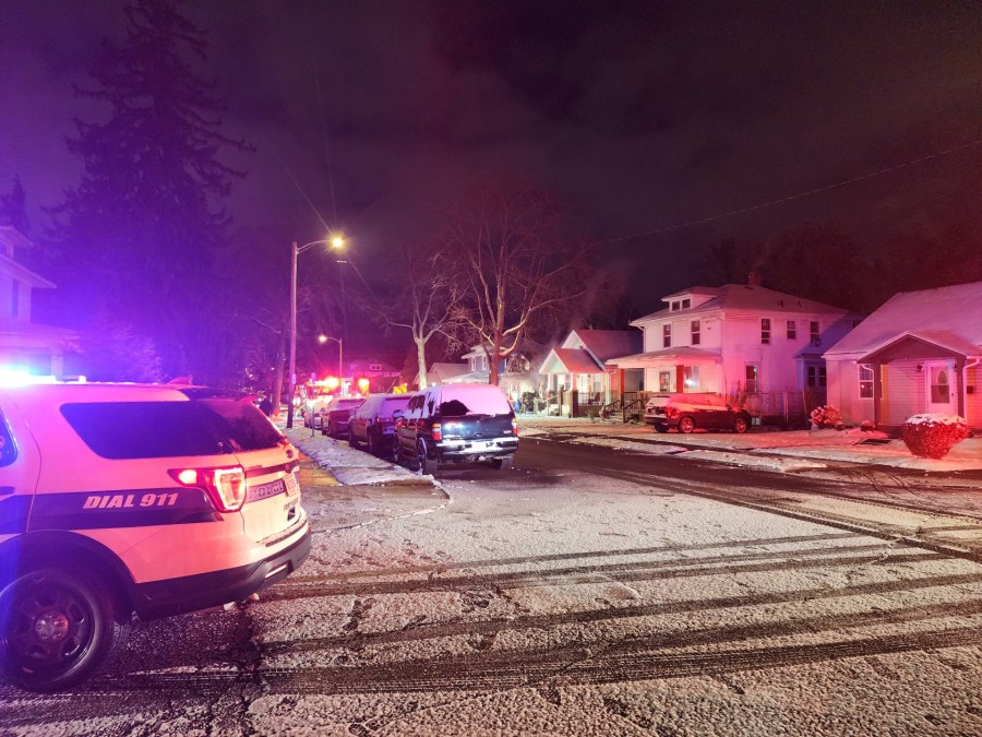 1 person dead after fire breaks out in southeast Fort Wayne