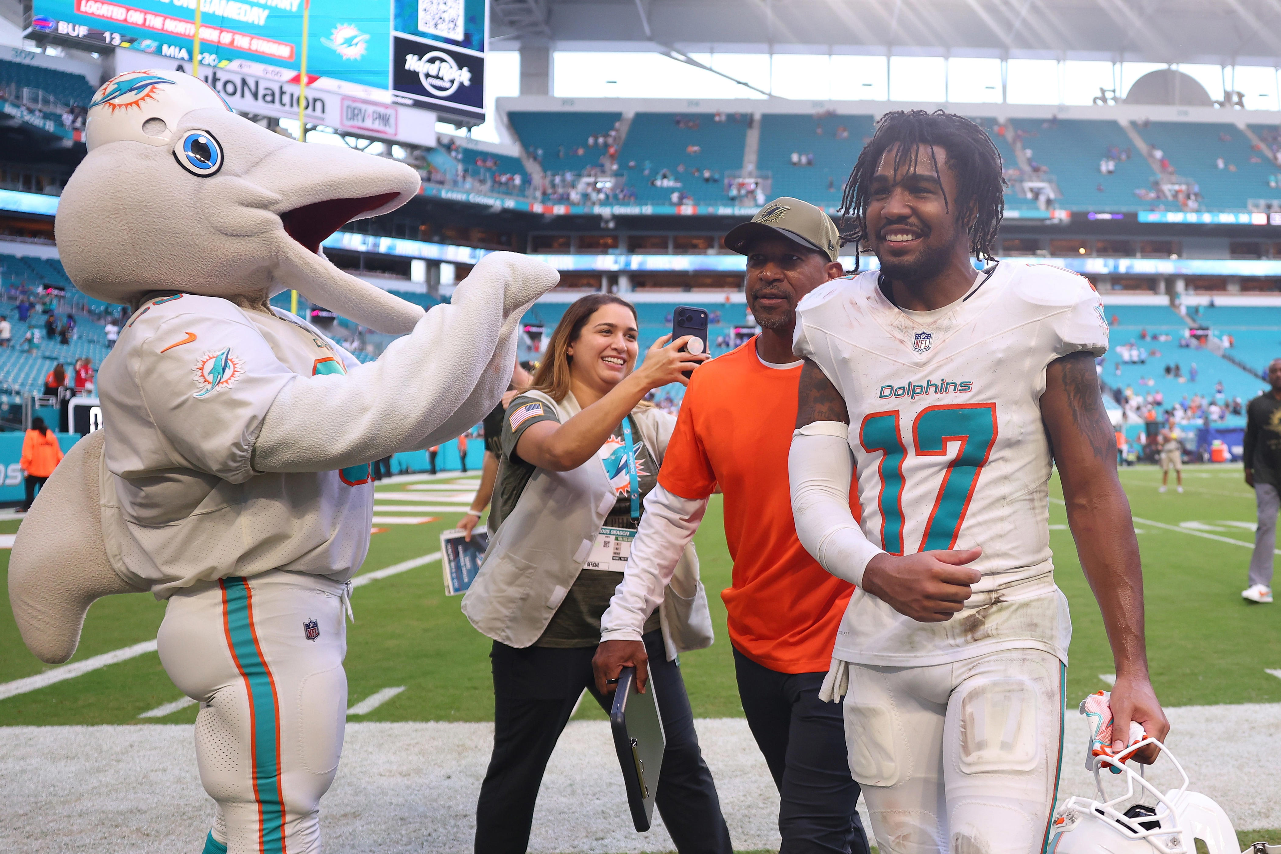 What's left of Miami Dolphins depth chart after Jaylen Waddle trade?