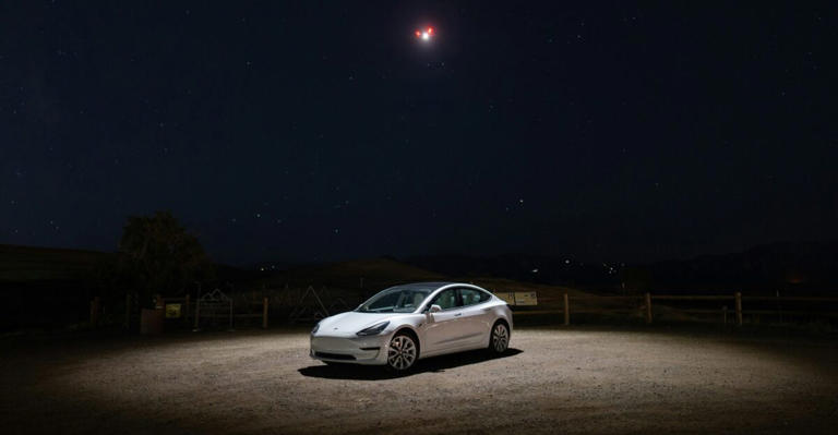 Musk Blasts Gates for $500M Bet Against Tesla’s Most Advanced Freight Truck