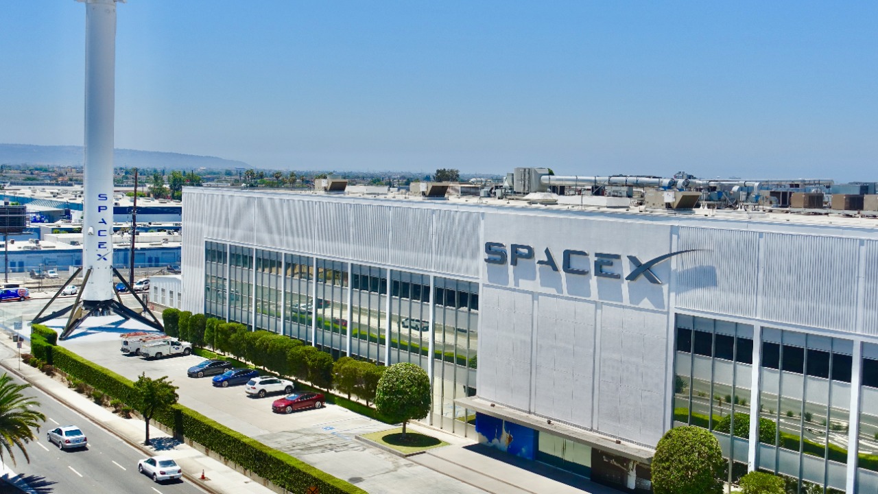 SpaceX buys $2.6B more spectrum licenses from EchoStar