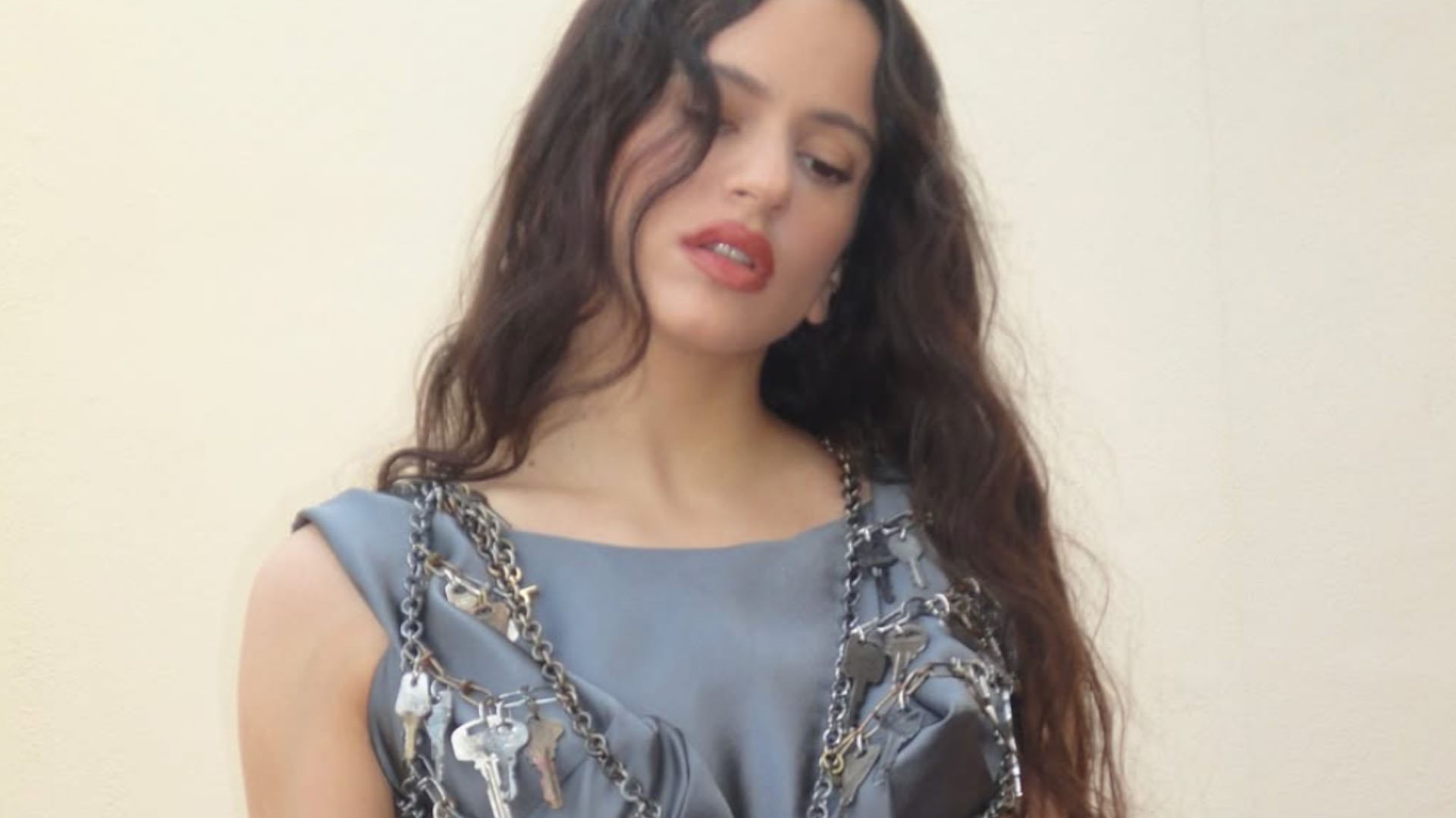 "Goddess," "icon"... Rosalía's latest photos have everyone in agreement.