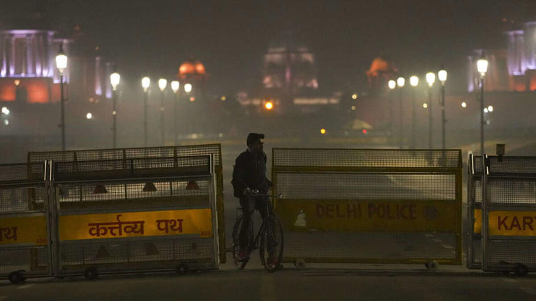Delhi bomb blasts: 2-min silence observed during Ganga aarti in Varanasi