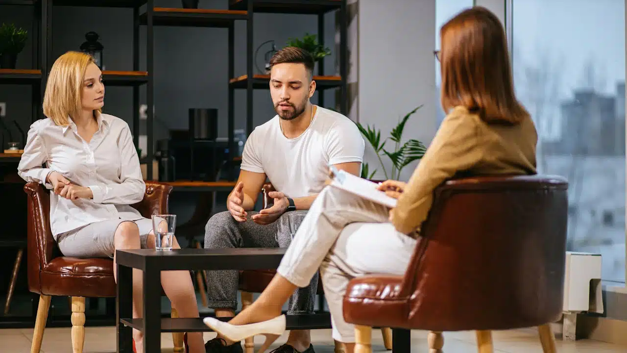 15 Signs That Show It’s Time to Reach Out for a Therapist for Couples