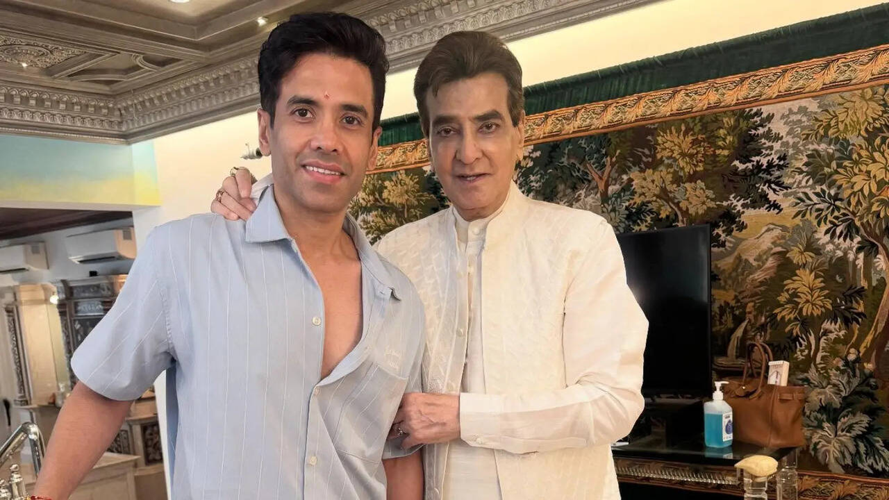 Tusshar Kapoor Gives Father Jeetendra's Health Update After His Fall At ...