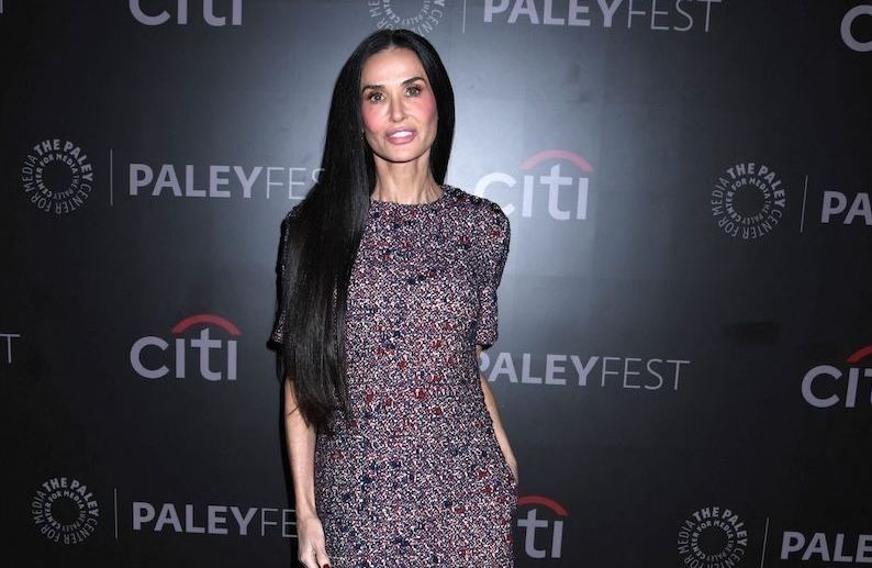 Robe en tweed et bottes cavalières sur tapis rouge : Demi Moore en a-t ...