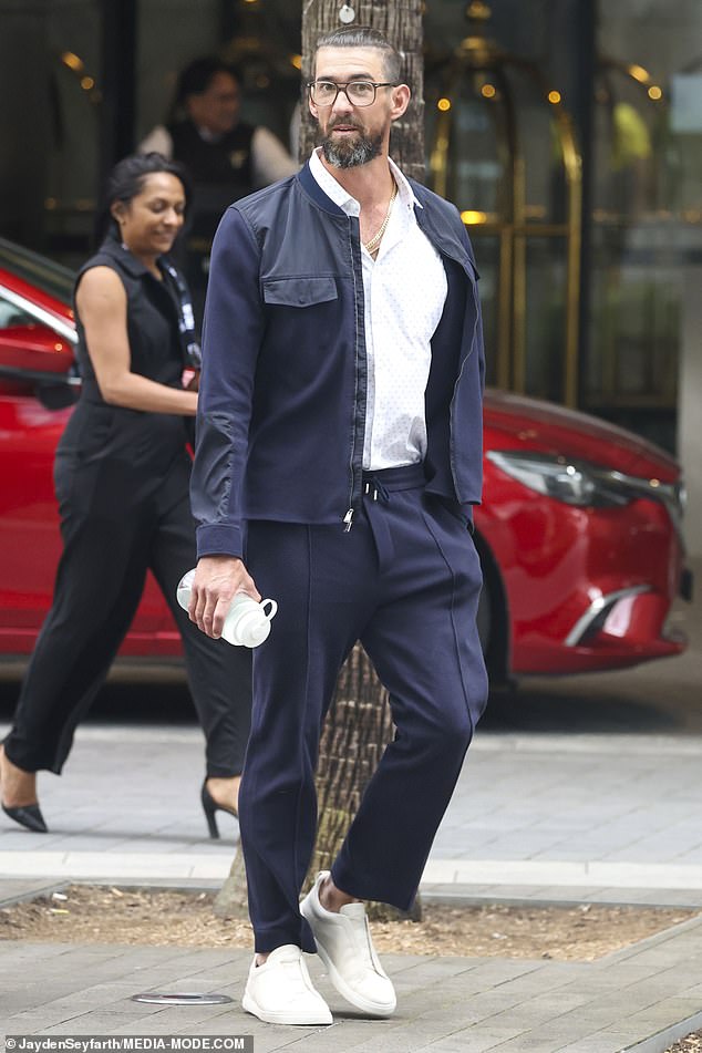 Michael Phelps doesn't look like this anymore: Olympian strolls through ...