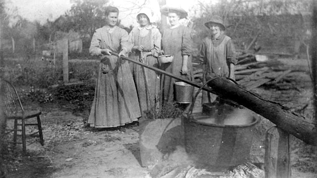 Old photos of Americans making apple butter