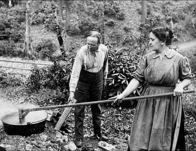 Old photos of Americans making apple butter