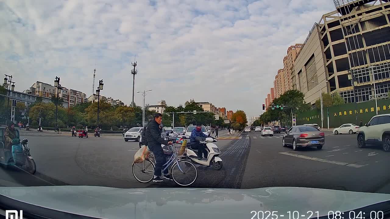 Motorist helps elderly cyclist secure falling sack in China