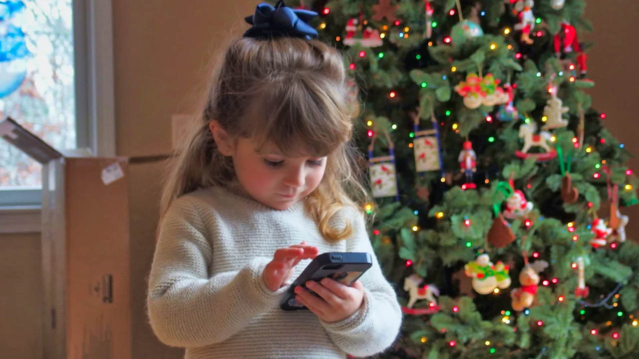 5-Year-Old Girl's Hilarious Commentary Lights Up 911 Call While Saving ...