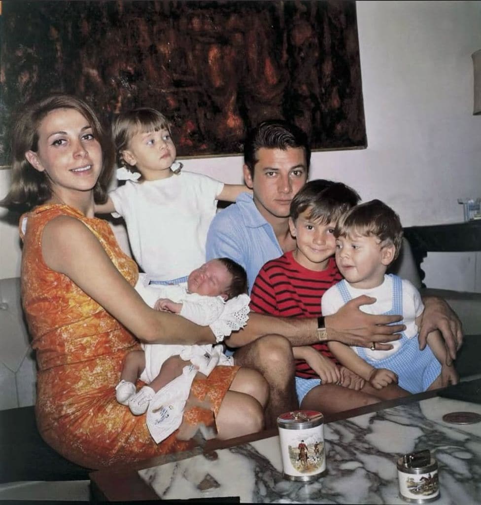 Luis Merlo rescata una emocionante foto de su infancia con sus padres ...