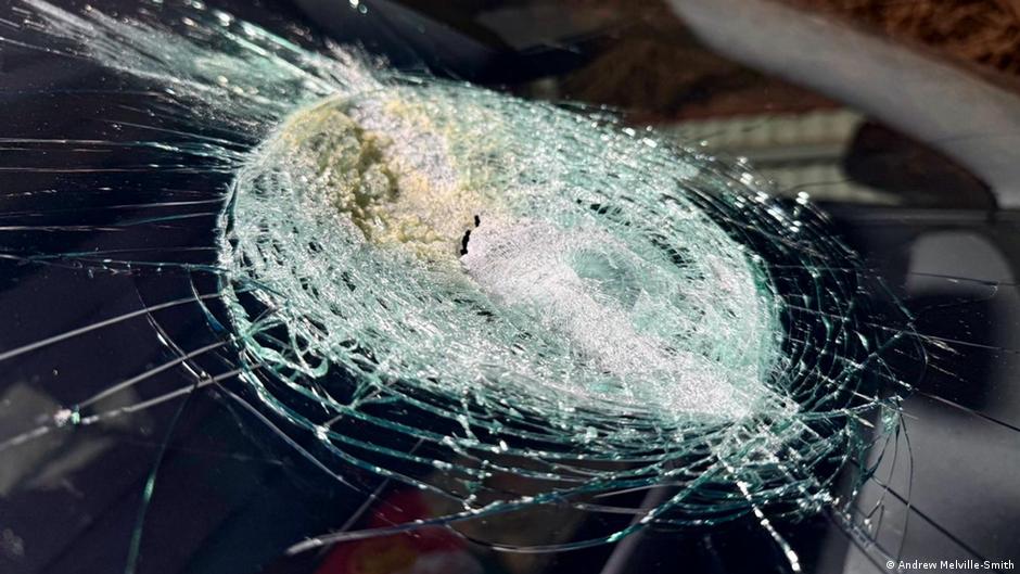 Objeto misterioso derrite parabrisas de un Tesla en plena autopista ...