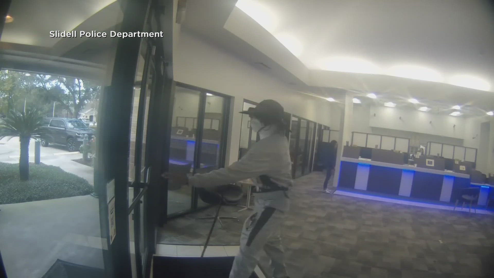 Search continues for robbery suspect with fake limp, disguise that ...