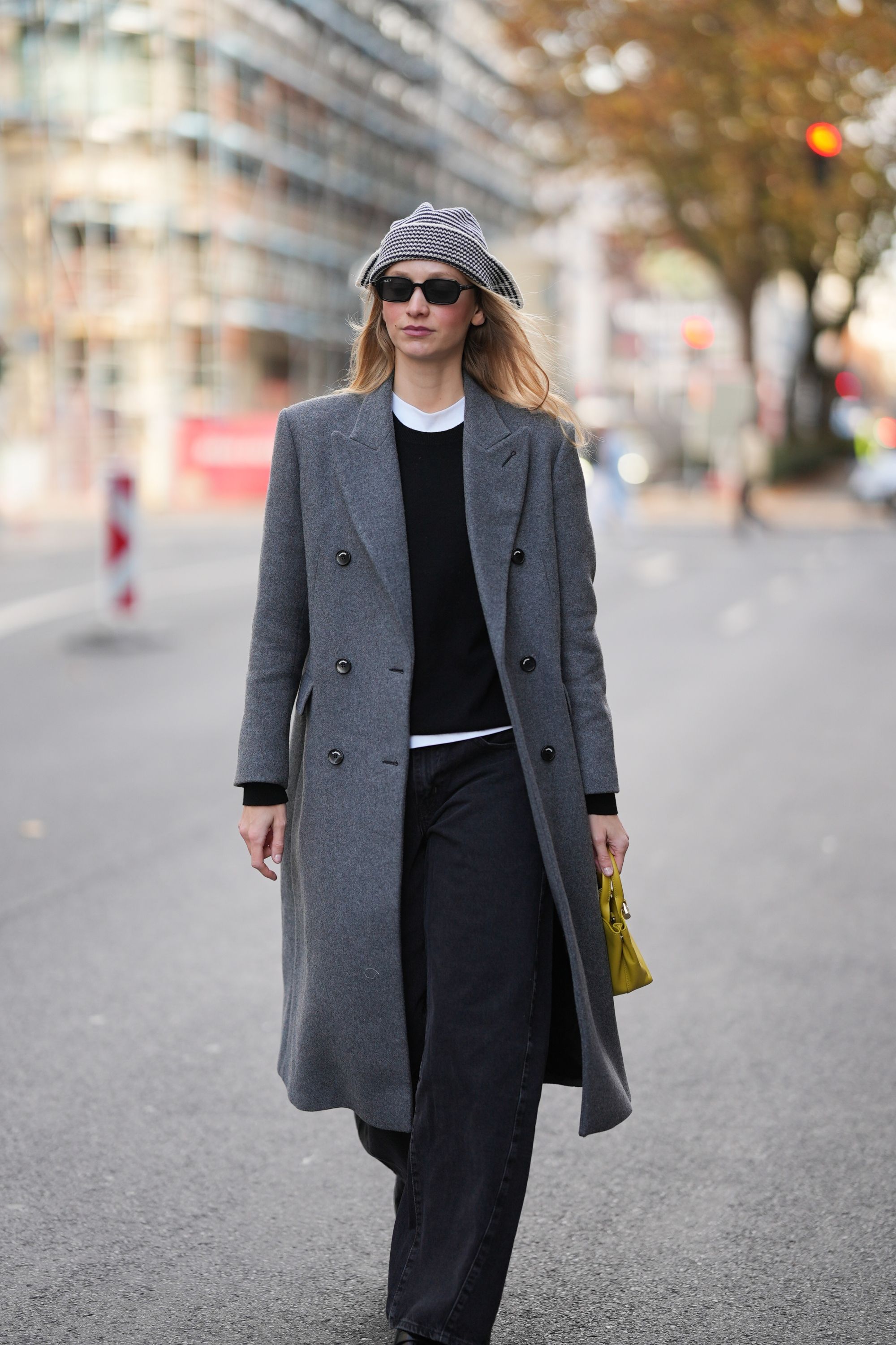 Zapatos color verde, rosa, naranja y más: cómo combinarlos en invierno 2025