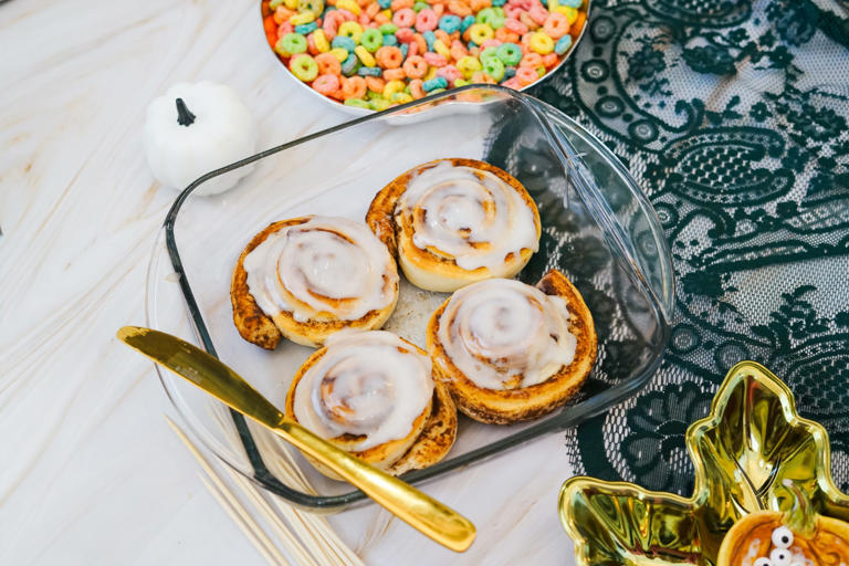 Turkey Cinnamon Rolls – The Cutest Thanksgiving Morning Treat!