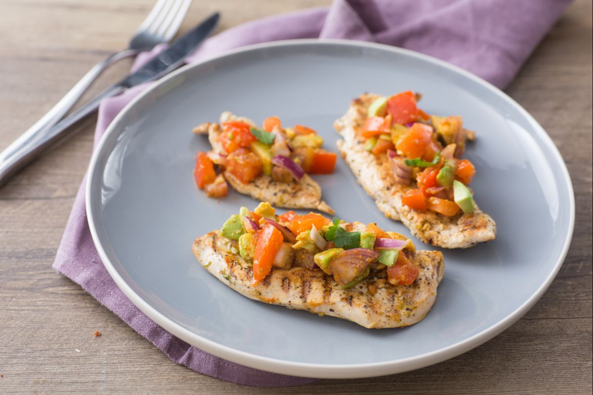 Chicken with tomatoes and avocado
