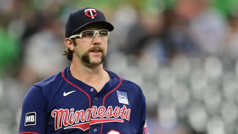 Mariners sign free agent right-handed pitcher from Twins with a great ...