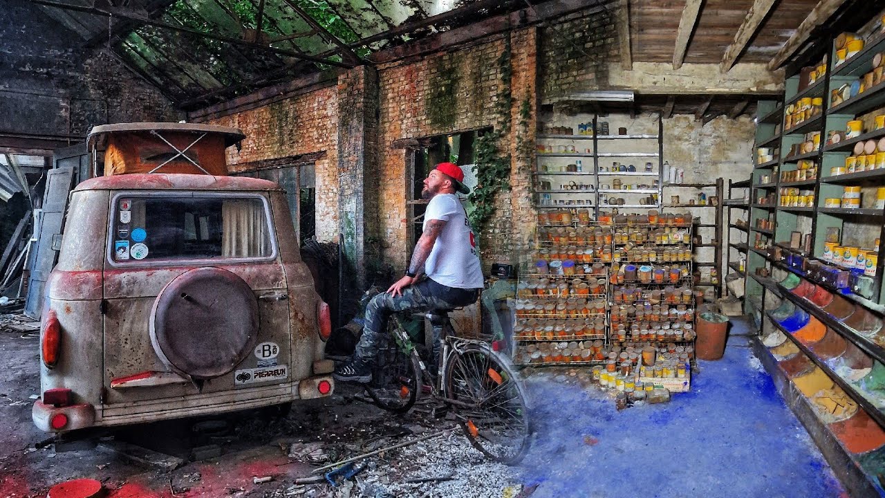 Abandoned house of art - A love story frozen in time
