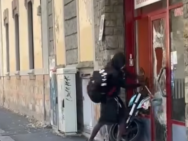 Spacca la vetrina con l'aspirapolvere e minaccia i passanti. La follia dello straniero