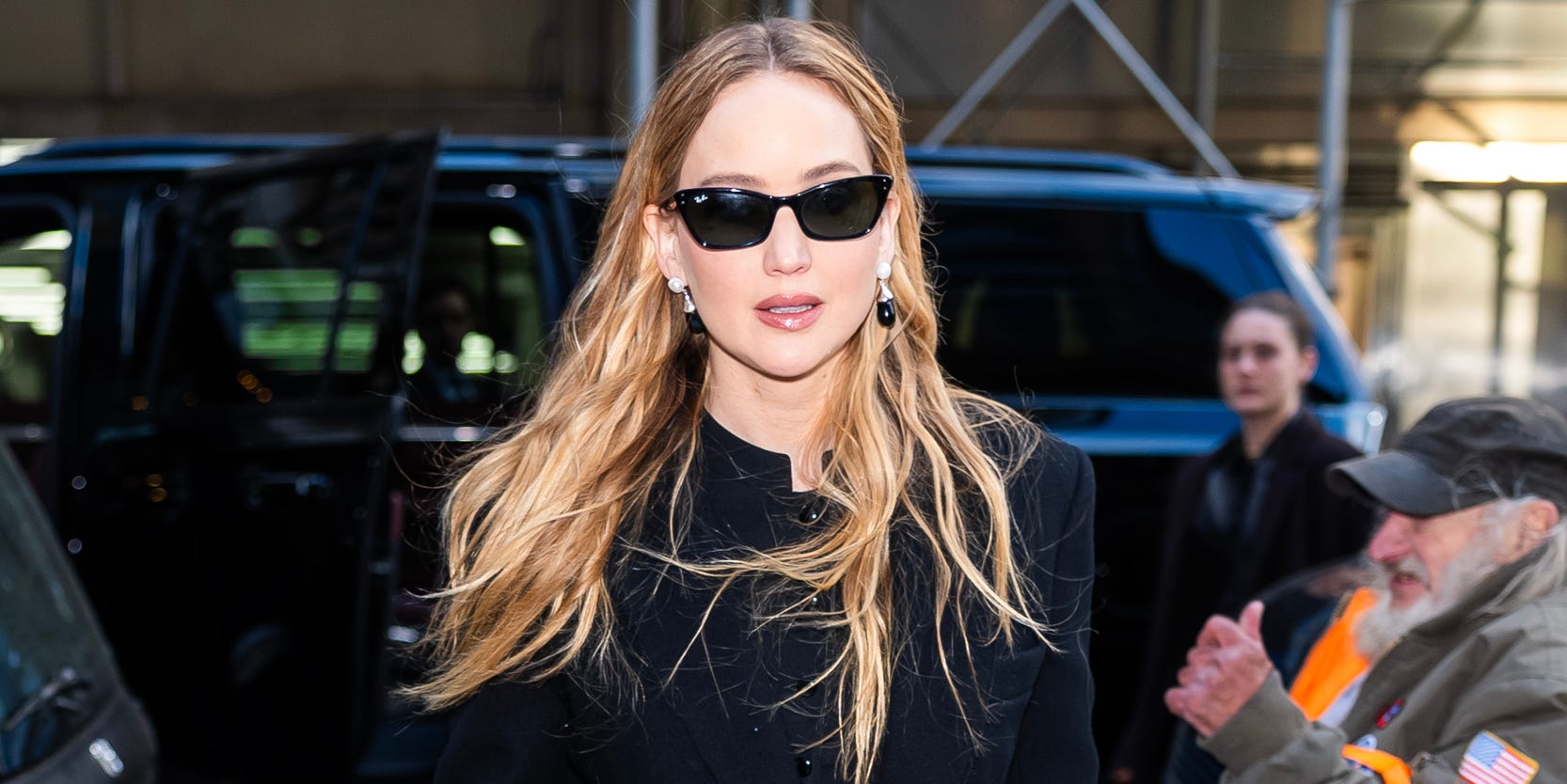 Jennifer Lawrence Gives the Scarf-as-Belt Trend a Fall Refresh