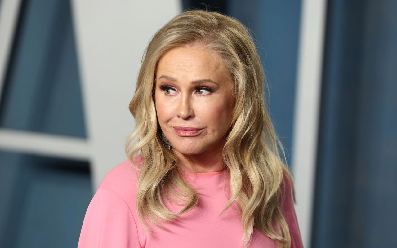 Goodbye white walls – Kathy Hilton's pattern drenched entryway fuses ...