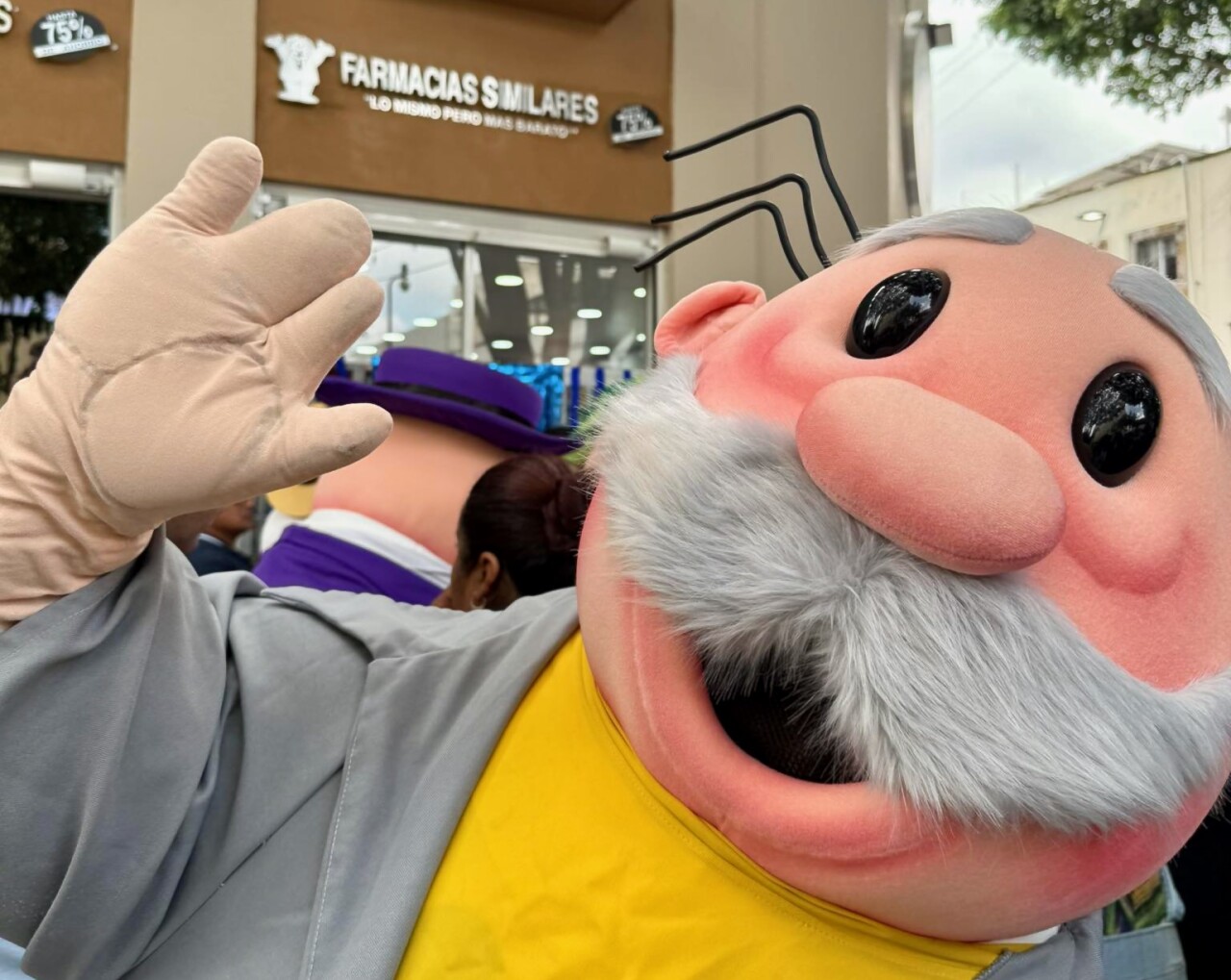 No solo medicamentos, estos son los negocios y fundaciones del Dr. Simi