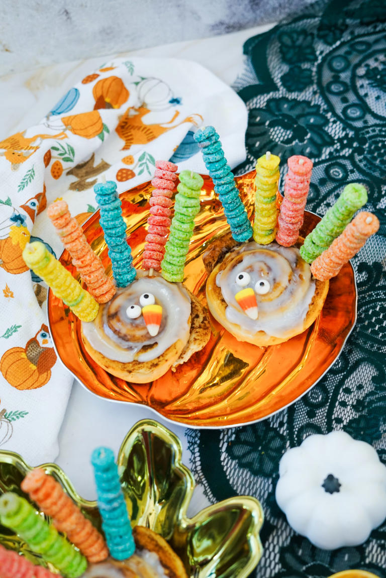 Turkey Cinnamon Rolls – The Cutest Thanksgiving Morning Treat!