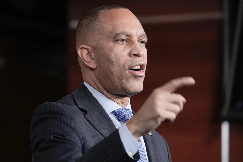 Jeffries calls out Thomas and Alito in attack on ‘corrupt’ Supreme Court