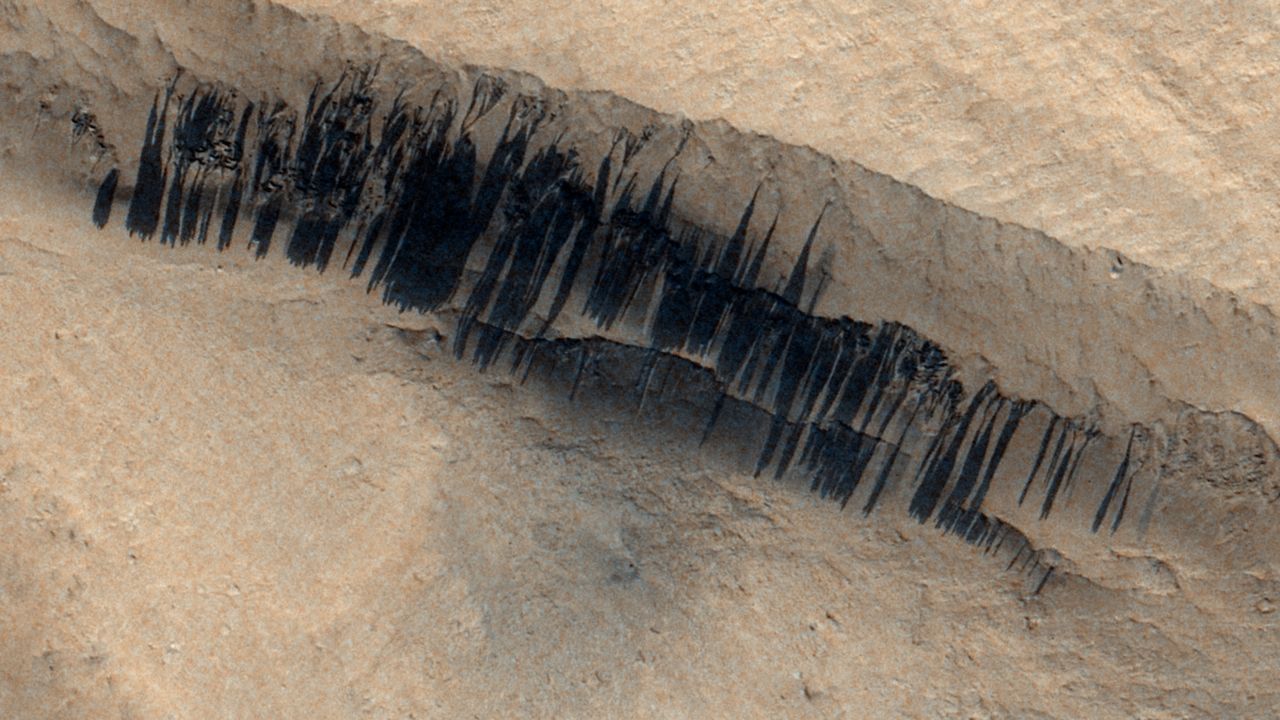 Mars orbiter spies 'barcode' aftermath of rare Red Planet avalanche ...