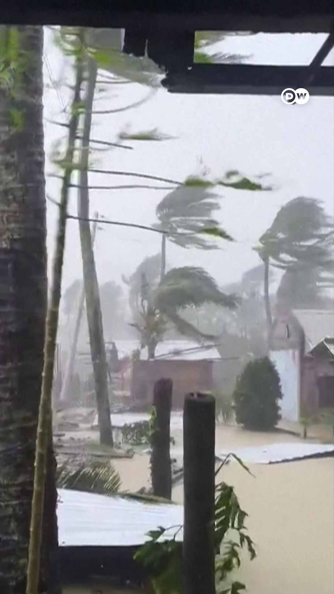 Super Typhoon Fung-wong slams into the Philippines