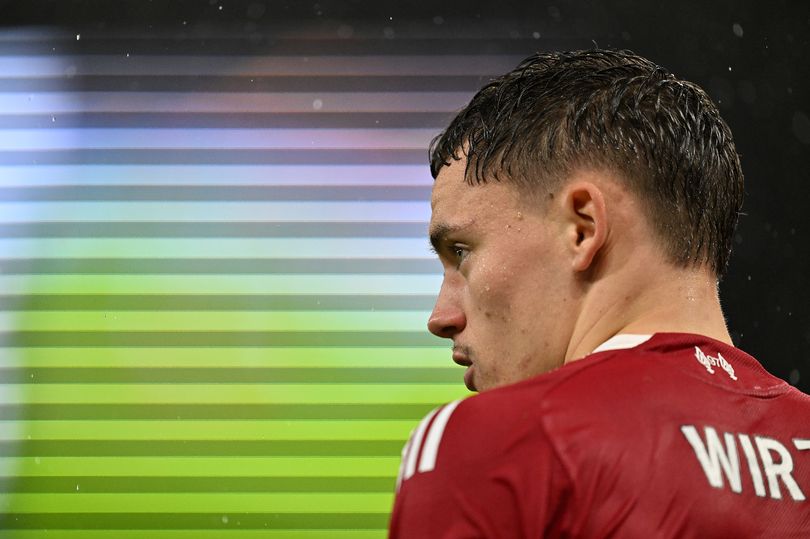 Wayne Rooney disagrees with Jamie Carragher on Florian Wirtz amid ...