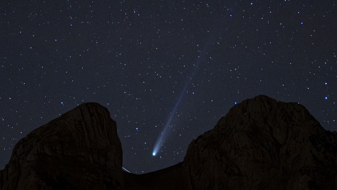 Comet Lemmon lights the sky over Spain | Space photo of the day for Nov ...