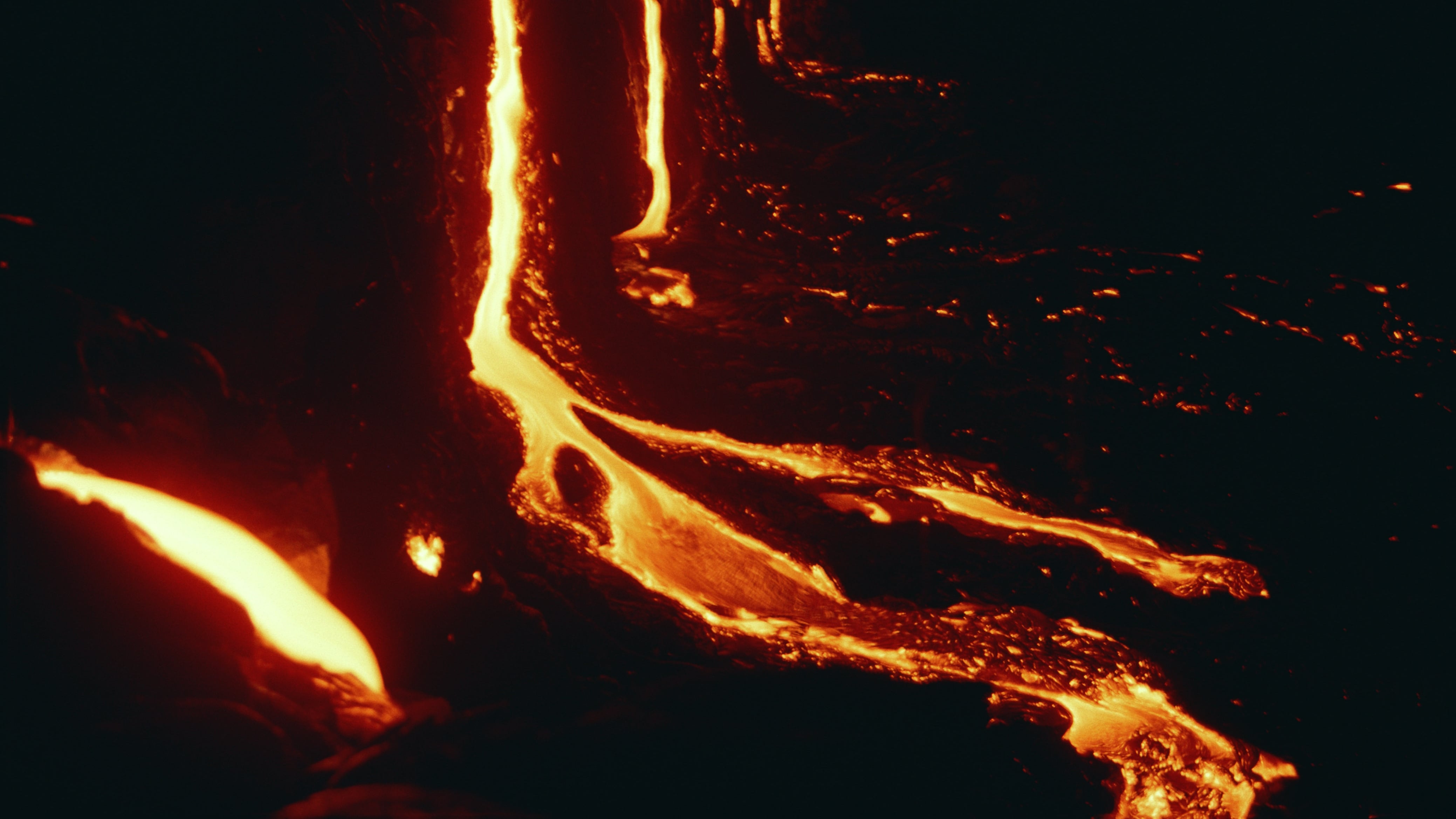 Kilauea volcano spews lava more than 1,000 feet in the air