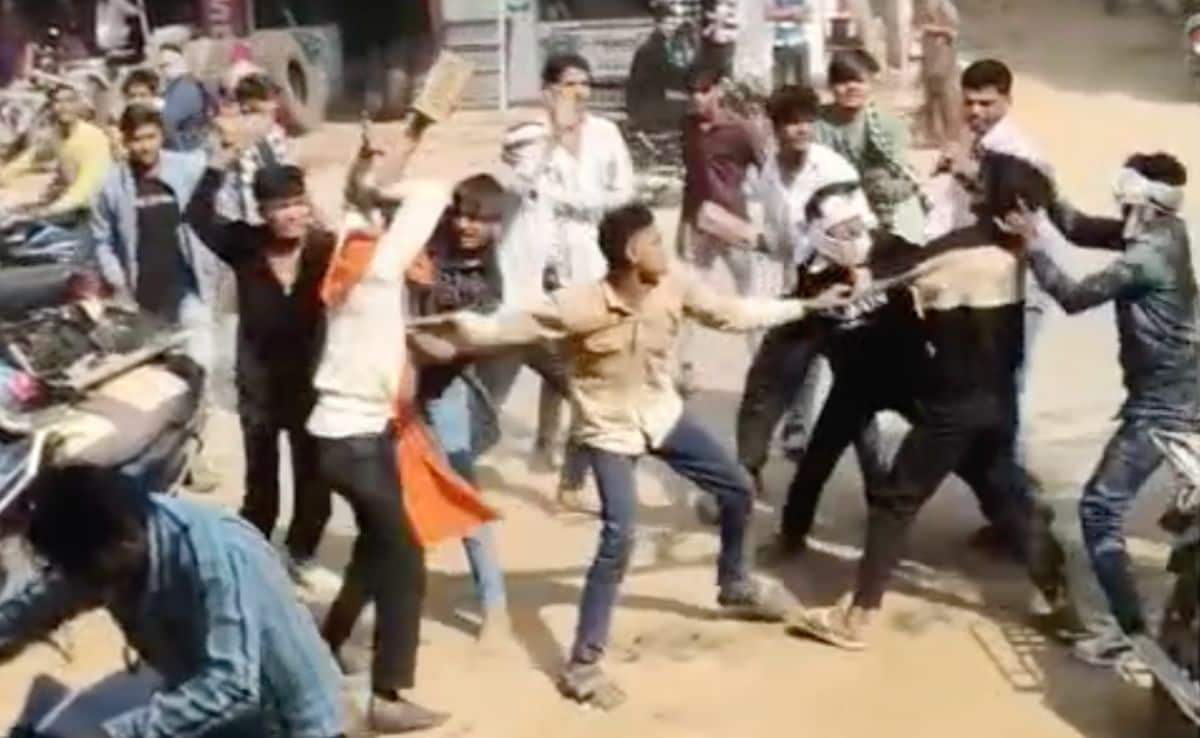 Golgappa Tussle Turns Sour: Water Spill Sparks Street Fight In Madhya ...