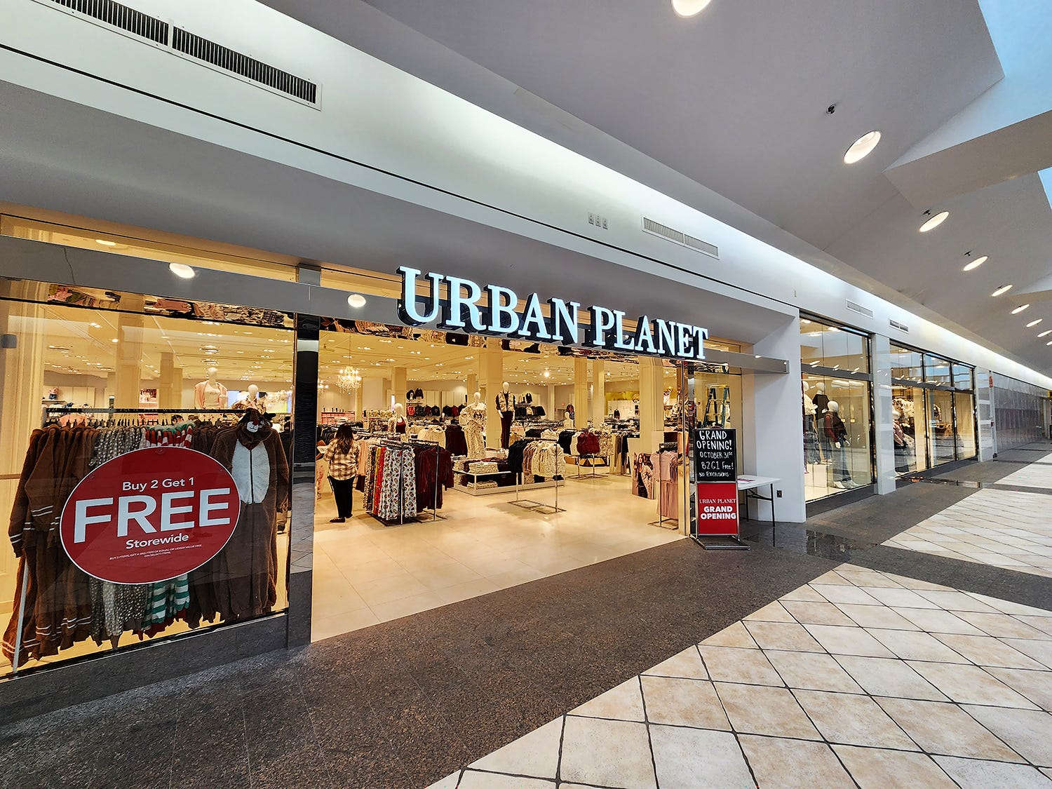 New stores open at Eastview Mall just in time for holiday shopping