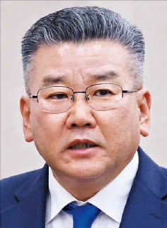 Audit Committee Member Plays Protest Song at Choe Jae-hae's Retirement