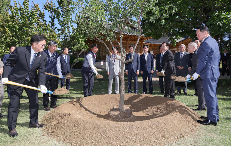 Revive the stalled tripartite dialogue on labor