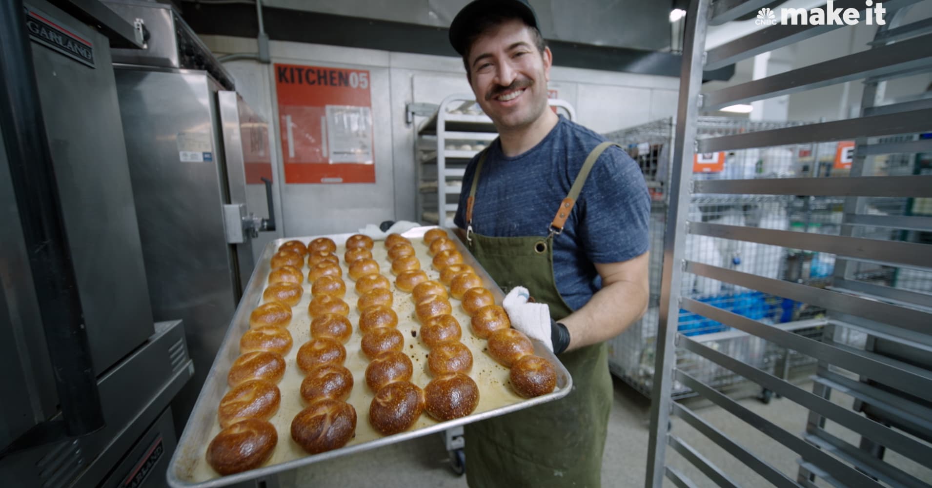 29-year-old left his 6-figure tech job and opened a pizza bagel ...