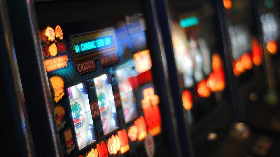 Gambler hits 'holiday surprise' on 10-cent slot machine, California ...
