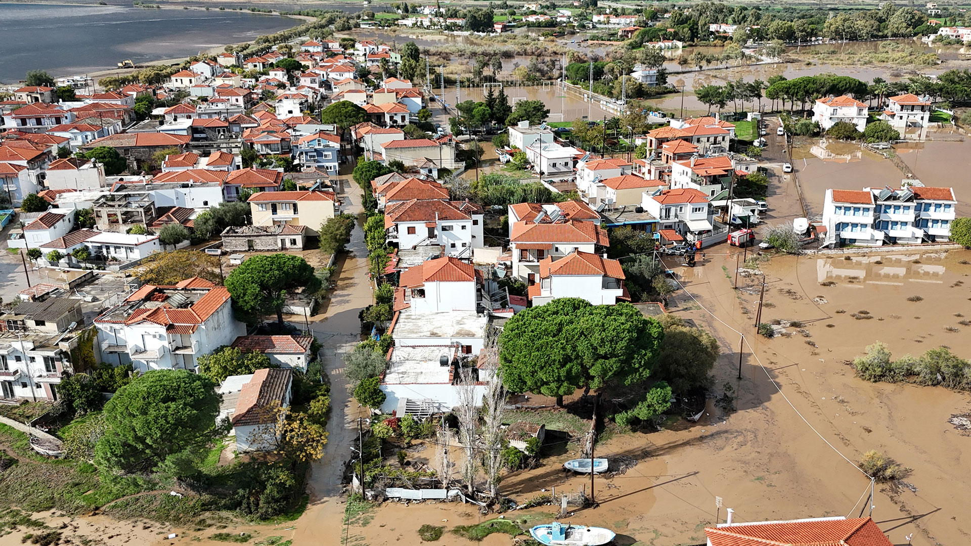 Εικόνες καταστροφής στη Λέσβο – Σπίτια και επιχειρήσεις πλημμύρισαν