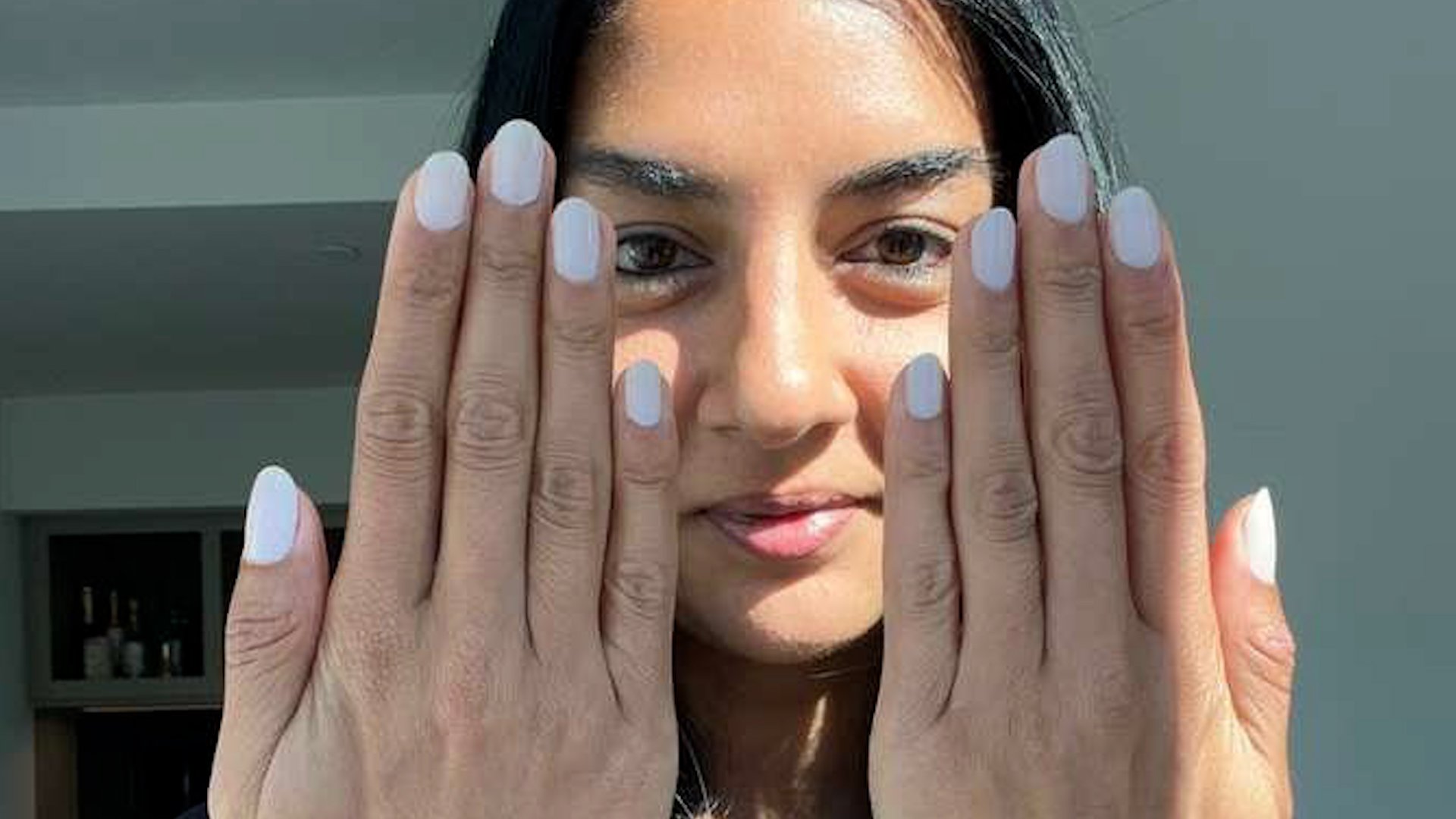 « J’ai les plus belles mains du monde et je gagne €2,790 par jour en tant que mannequin