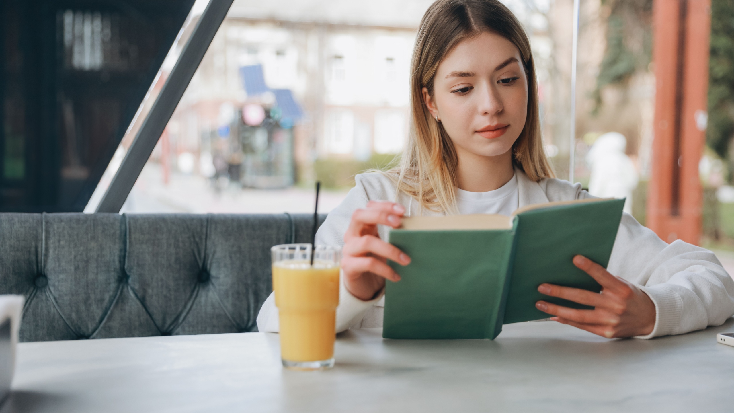 10 everyday behaviors often seen in ambiverts (introvert & extrovert)