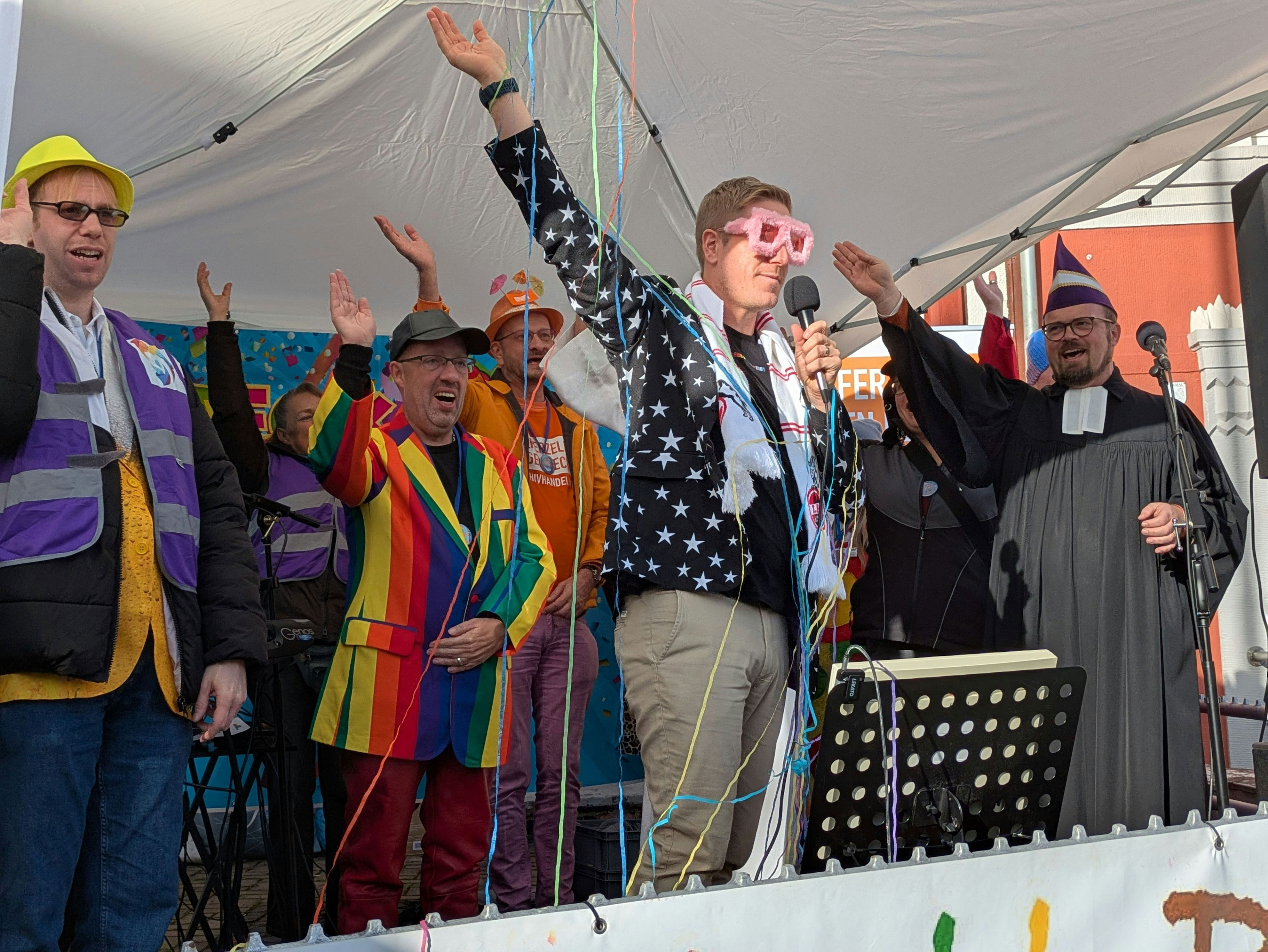 Gruß aus Düsseldorf: „Jeck gegen Rechts“ präsentierte in Euskirchen ...